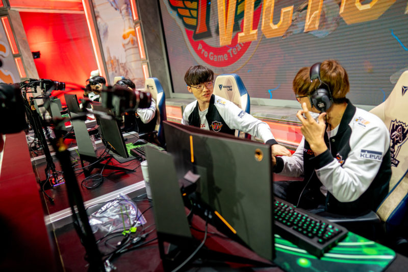 LoL: SKT estreia com vitória e FPX é surpreendida por J Team - Mais Esports