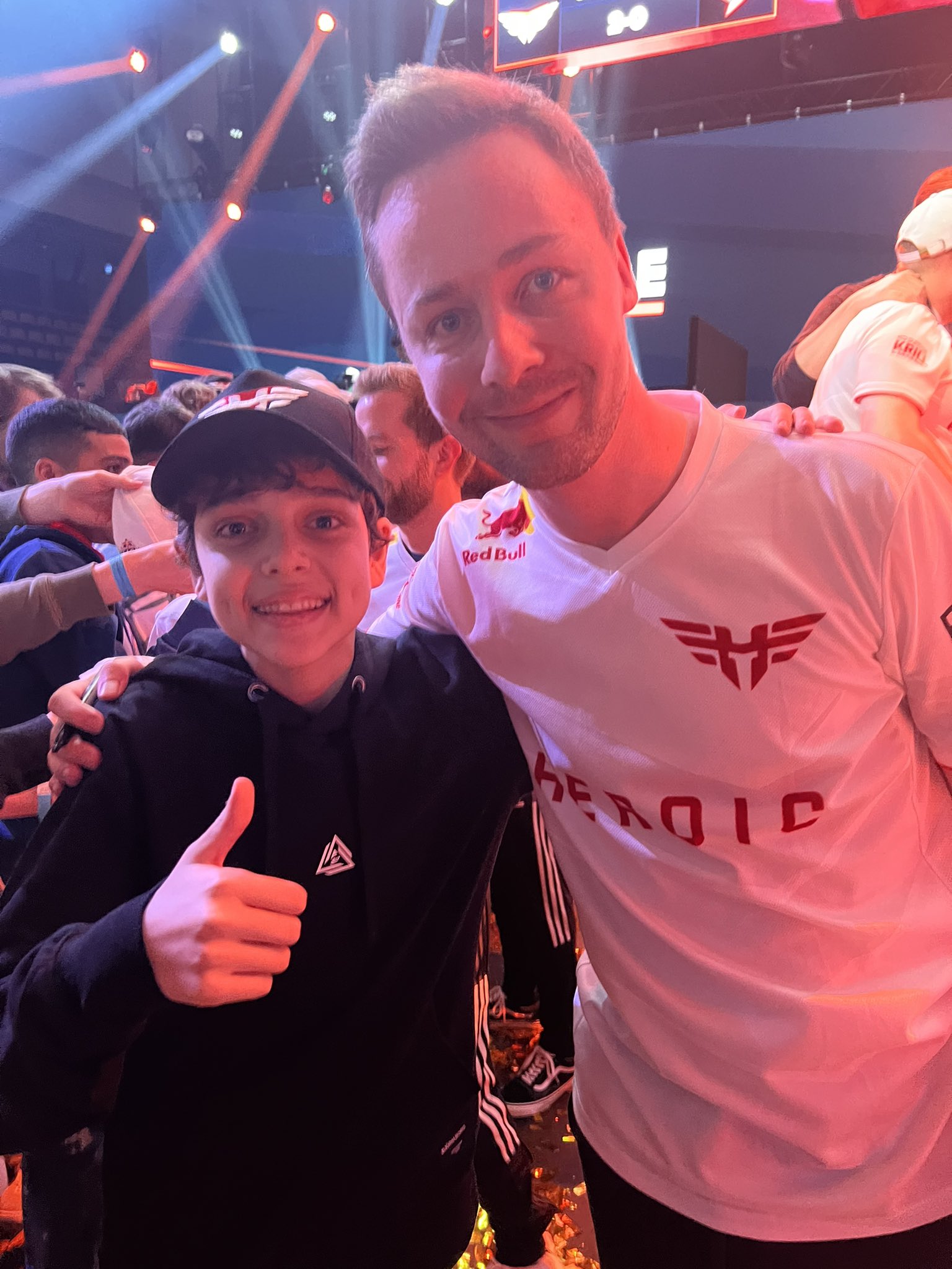 CSGO: cadiaN presenteia Snowzin com teclado usado em final - Mais Esports