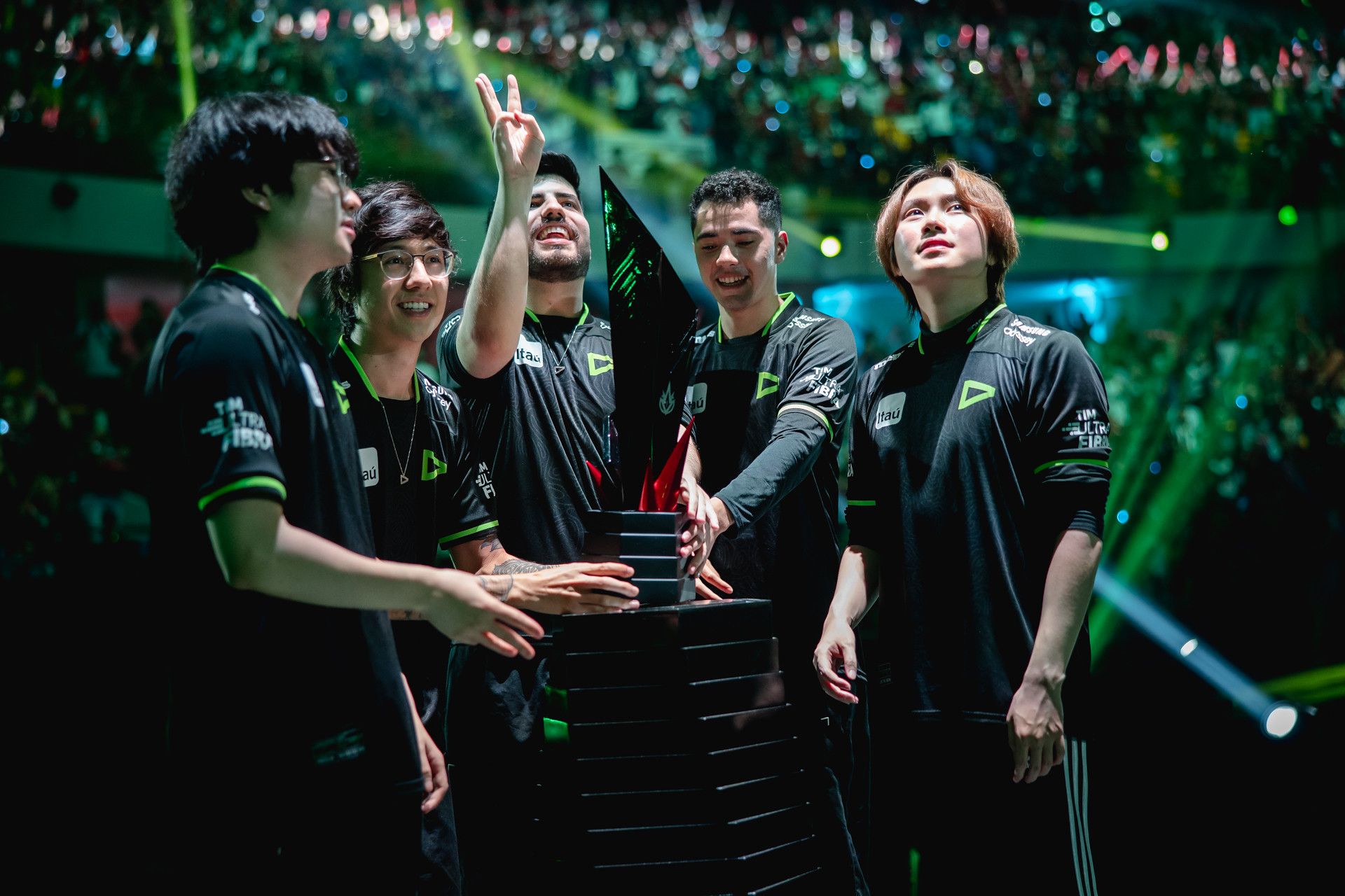 CBLOL 2023: LOUD aparece na Times Square erguendo taça; veja - Mais Esports