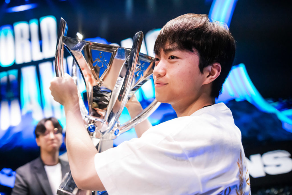 Worlds 2023: Keria viraliza ao não conseguir levantar o troféu do ...